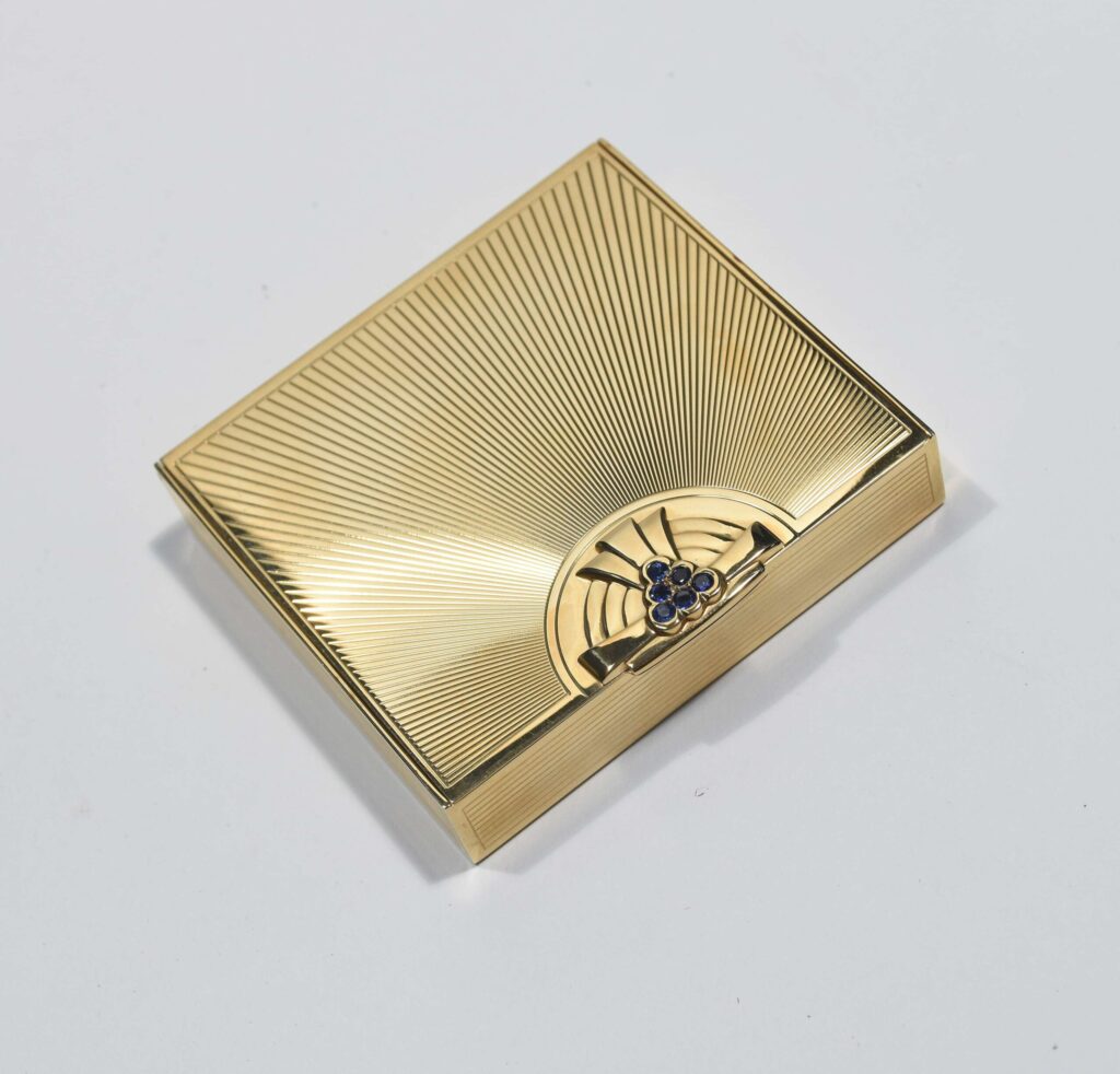 14K yellow gold cigarette case with engraved rayed lid - Antique ...